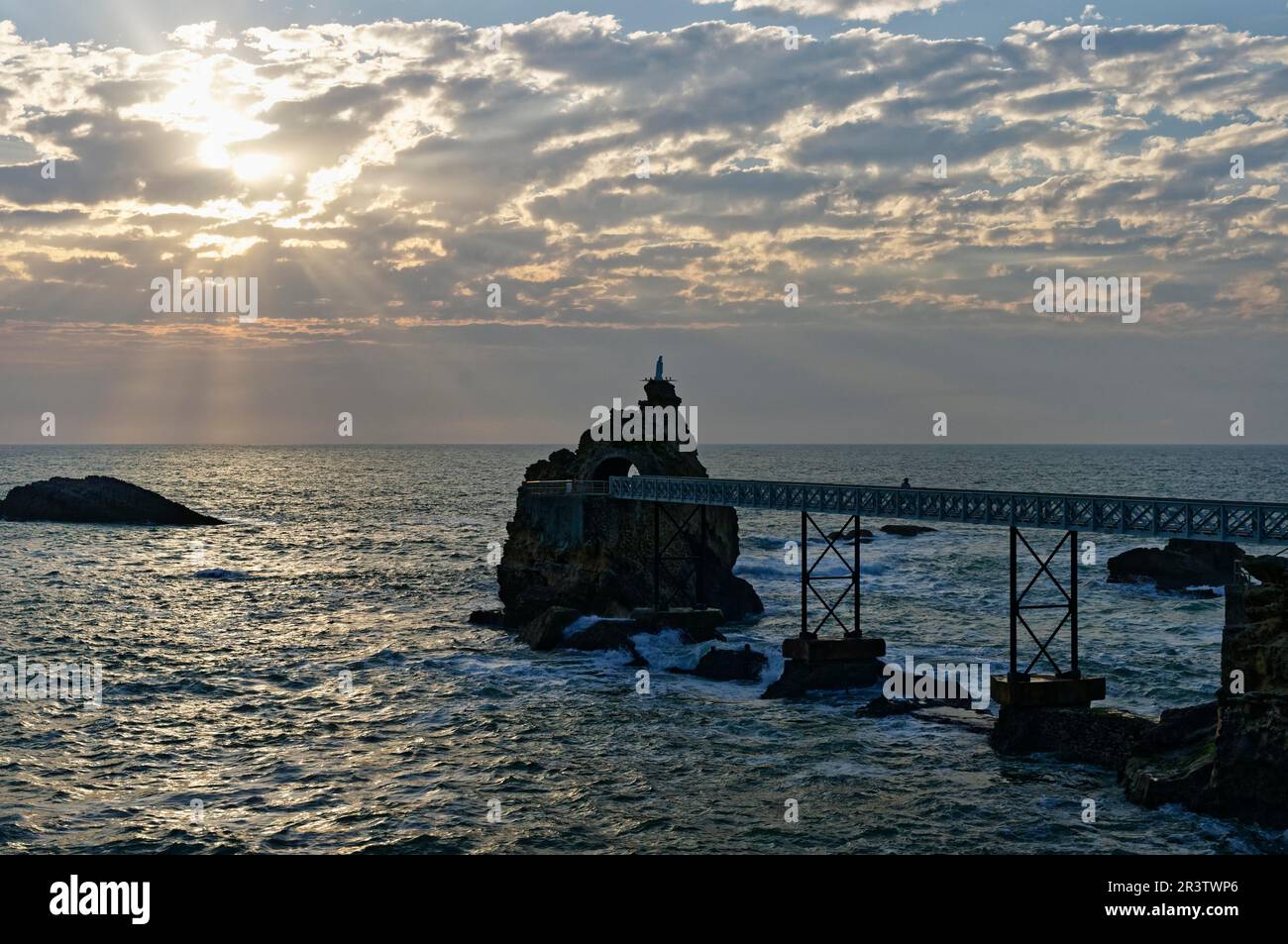 Passerelle Rocher de la Vierge avec statue de la Vierge Marie, Biarritz, Aquitaine, côte ...