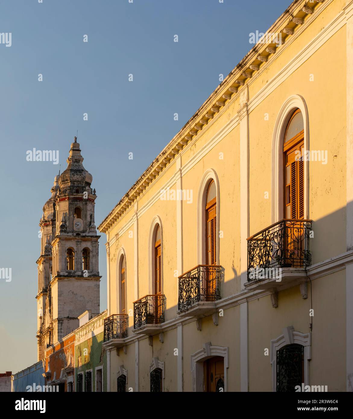 Vue sur l'église de la cathédrale à l'architecture coloniale espagnole ...