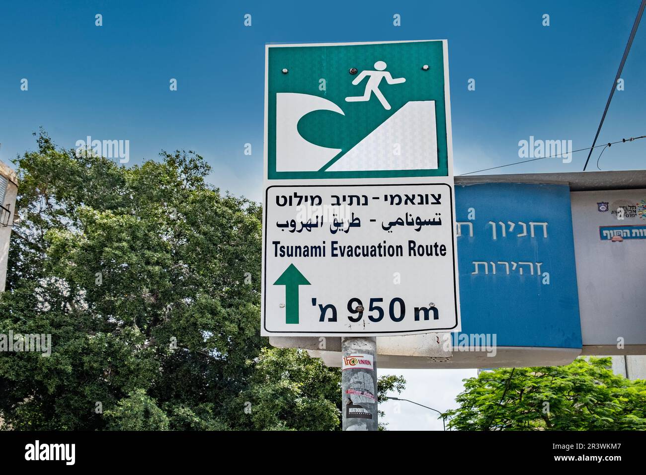 Tel Aviv, Israël - 18 mai 2023: Signalisation pour s'échapper en cas de ...