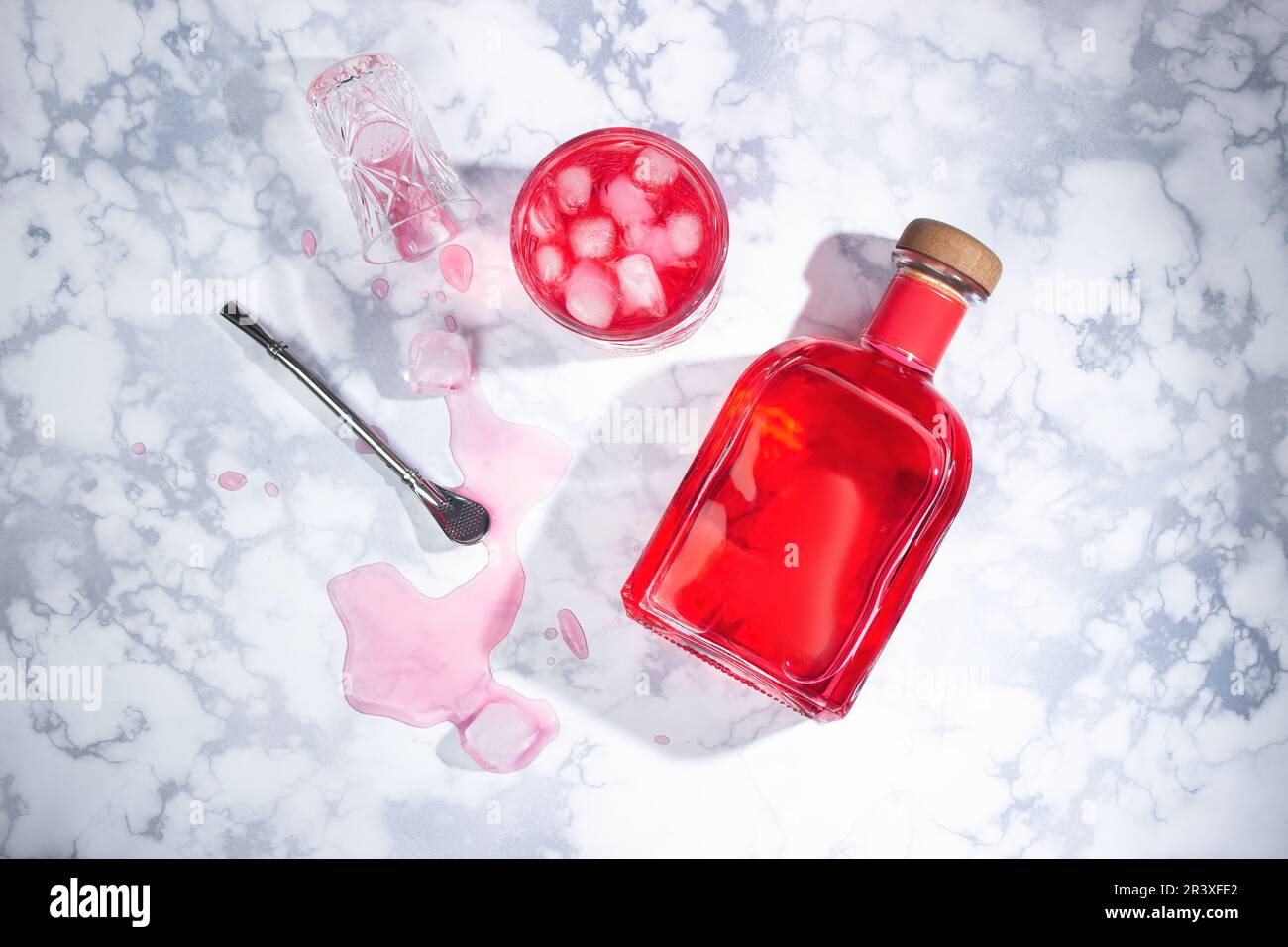 Une bouteille d'alcool rouge, un cocktail avec de la liqueur et de la ...