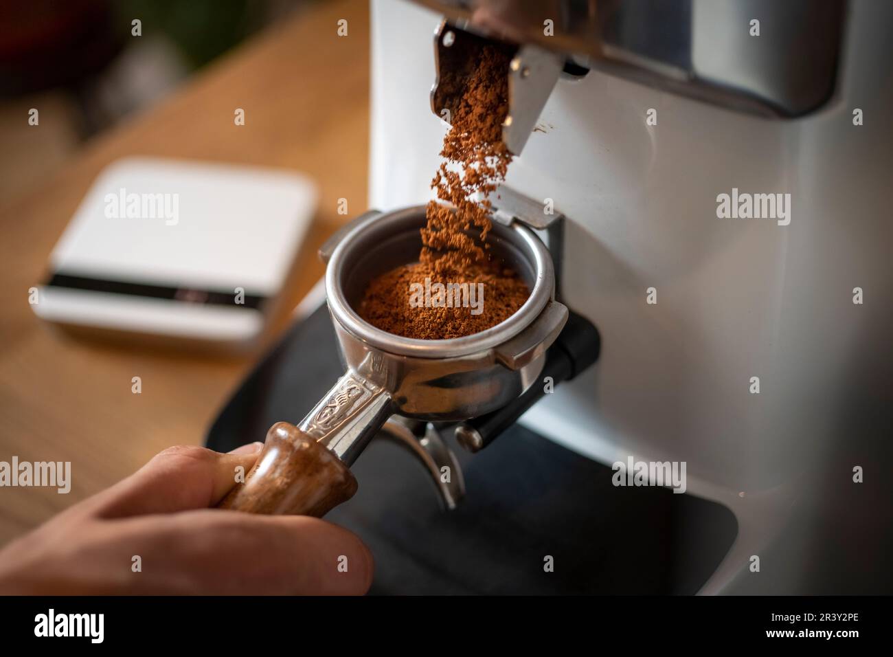 Préparation du café, la maison Barista faire un espresso à l'aide d'une ...