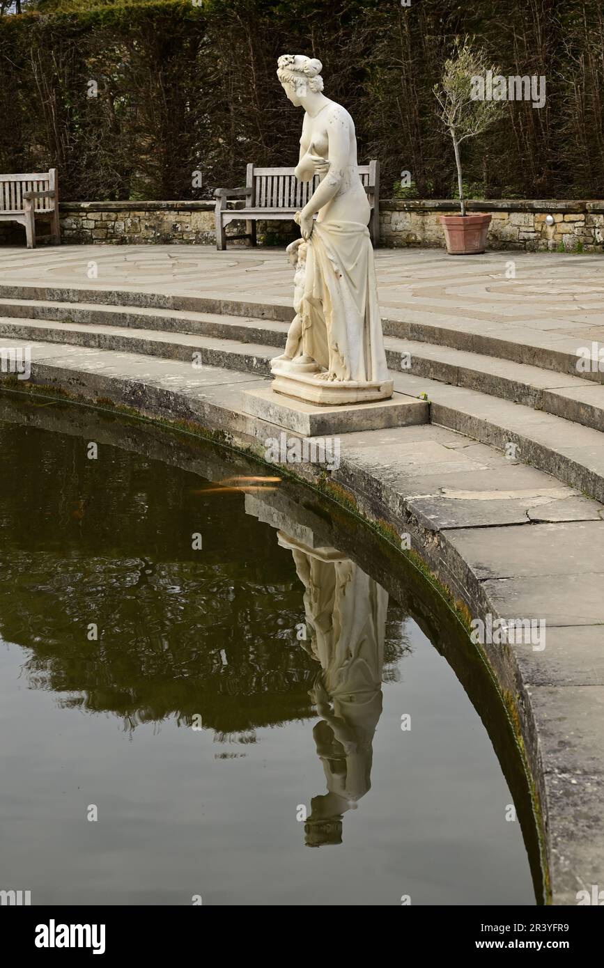 Statue et étang dans Half Moon Lawn au château de Hever, la maison d ...