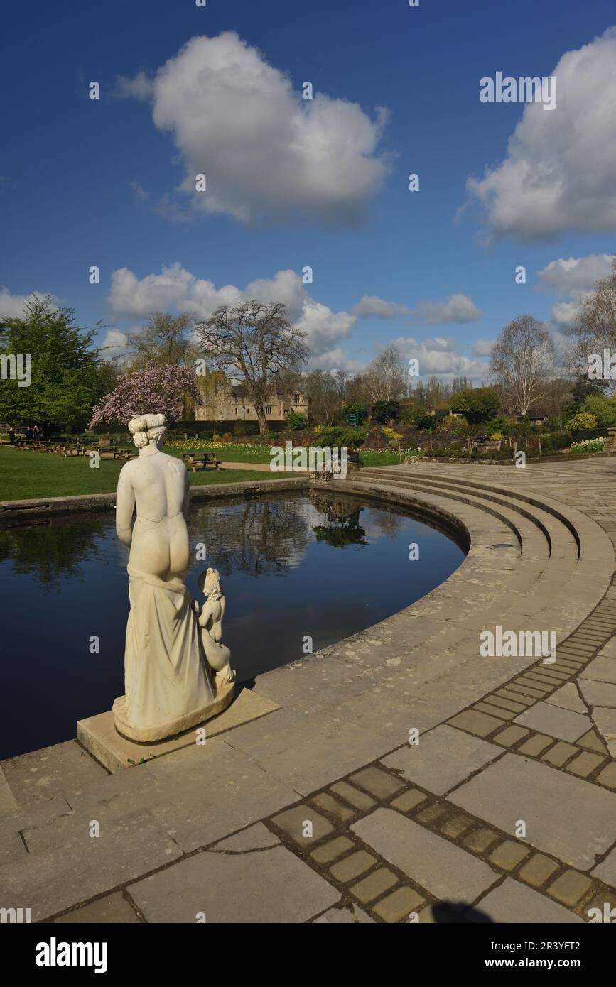 Statue et étang dans Half Moon Lawn au château de Hever, la maison d ...