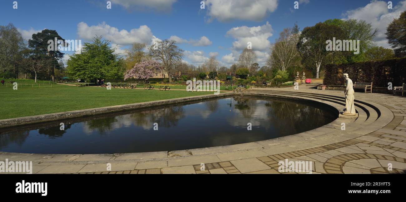 Statue et étang dans Half Moon Lawn au château de Hever, la maison d ...