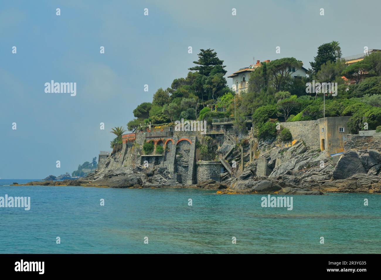 Villa avec un beau parc sur une falaise sur les rives de la mer ...