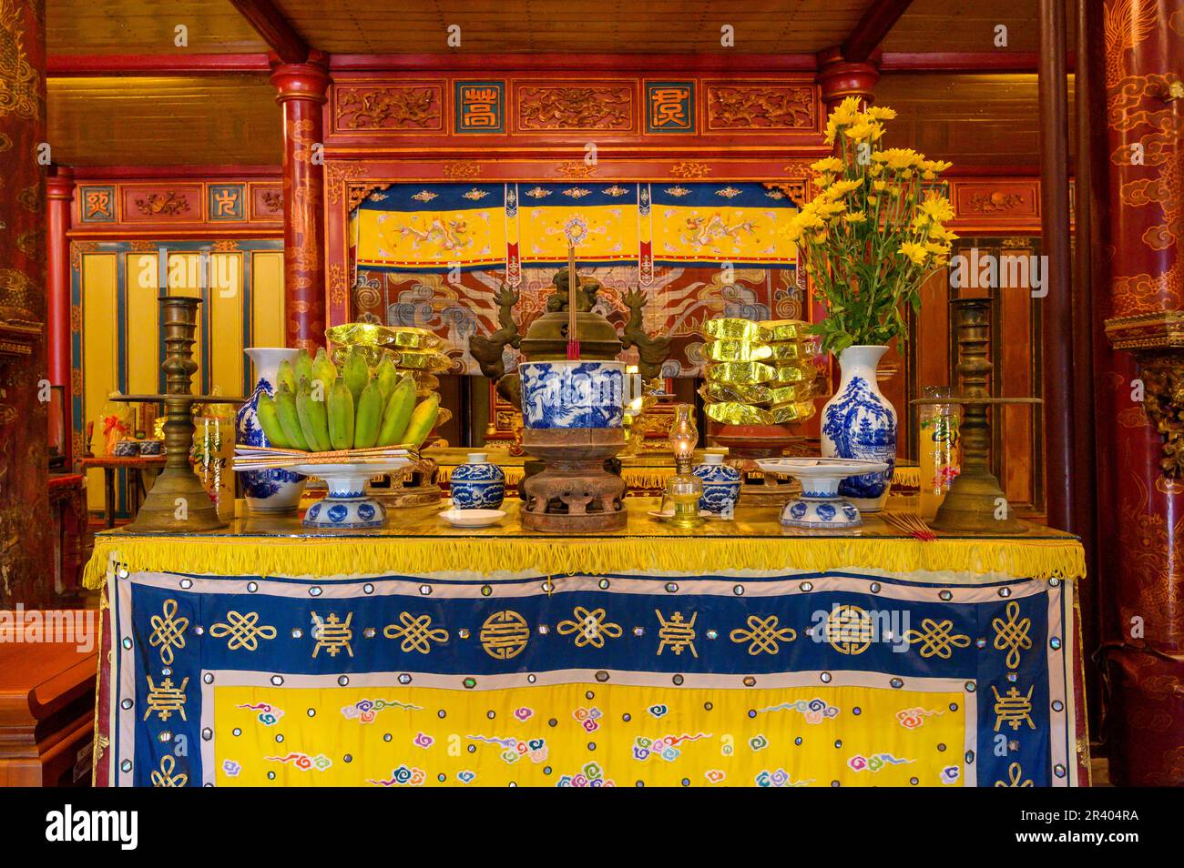 Chanté un intérieur de temple dans le complexe tombeau de Minh Mang, le ...