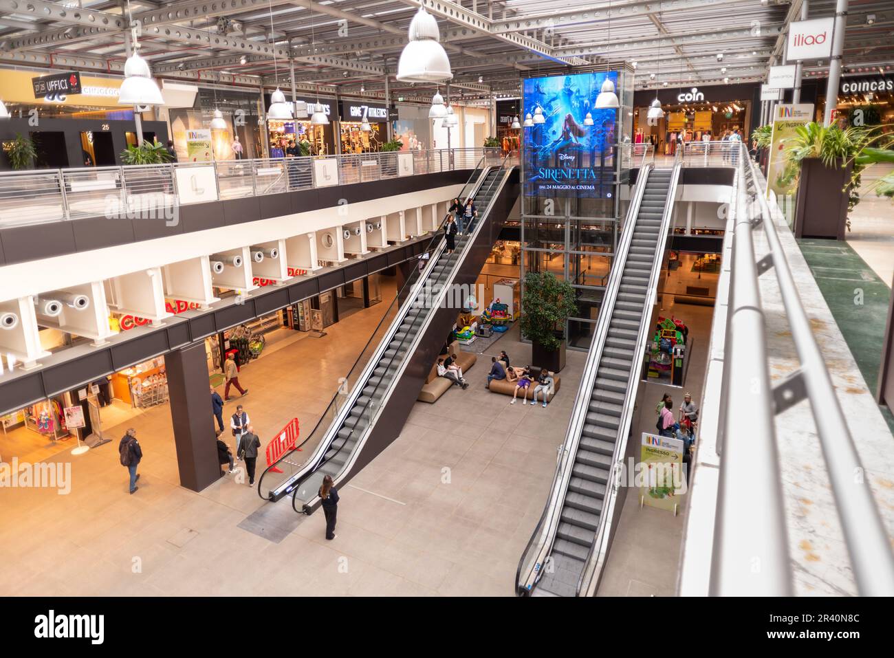 Turin, Italie - 22 mai 2023: Pavillon intérieur avec escalier roulant au centre commercial ...
