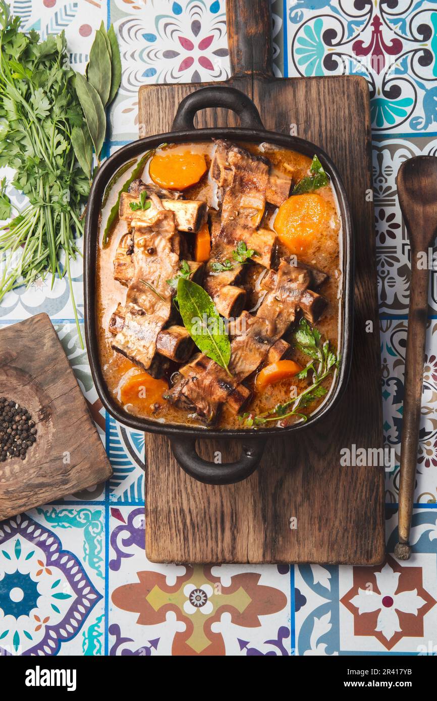 Côtes de boeuf bourguignon. Côte de boeuf à l'étuvée avec carottes ...