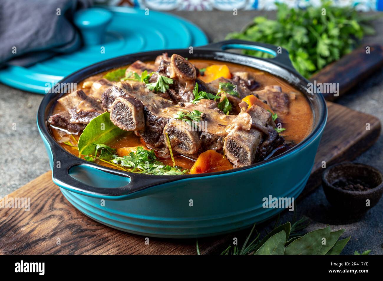 Côtes de boeuf bourguignon. Côte de boeuf à l'étuvée avec carottes ...