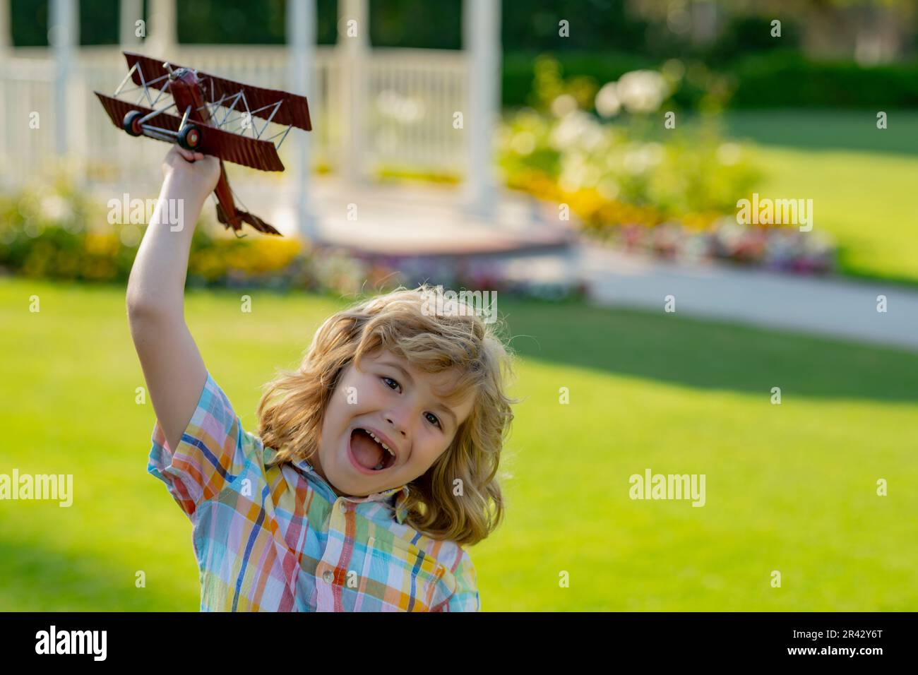 Rêve de voler. Petits enfants avec un avion jouet dans un champ au ...
