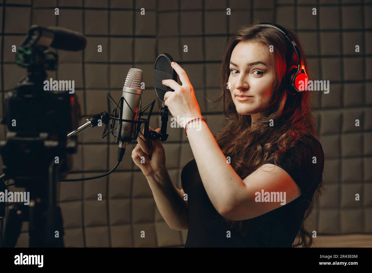 Une femme blogueuse parle de voix professionnelle et de doublage, elle enregistrant la vidéo à ...