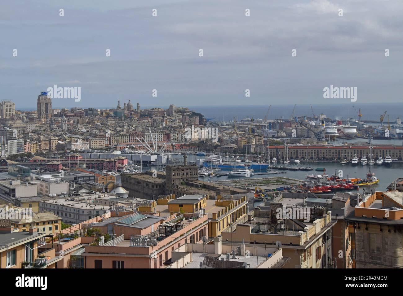 Une vue sur le vieux port historique en partie réaménagé de Gênes, en ...
