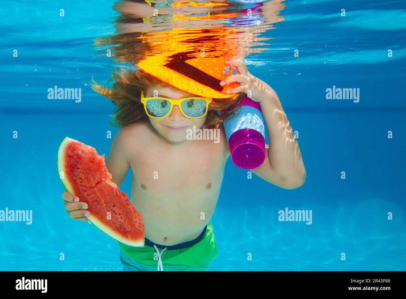 Portrait d'été des enfants dans l'eau de la piscine. Enfants nageant ... Portrait d'été des enfants dans l'eau de la piscine. Enfants nageant ...