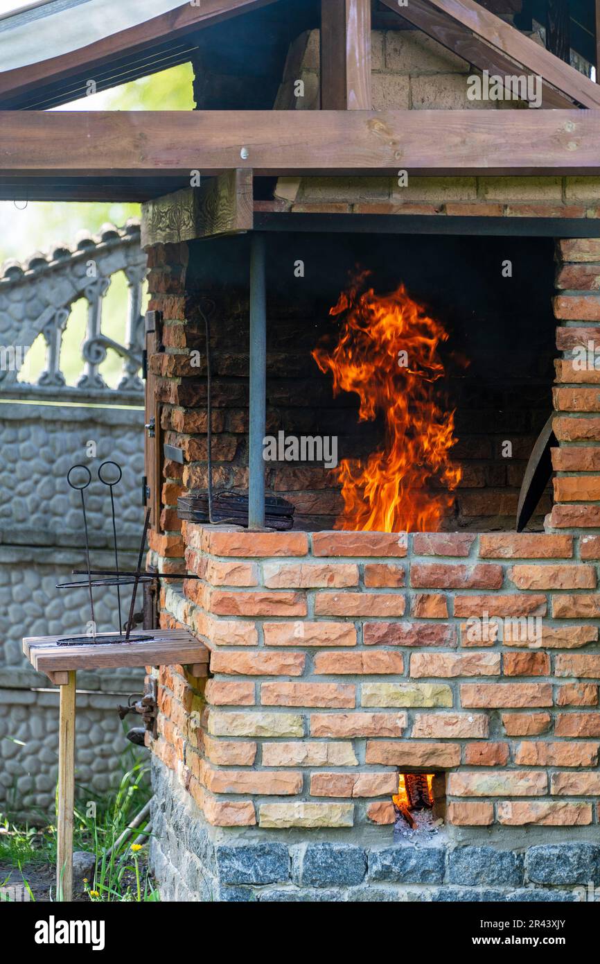 Grand feu dans une maison tandoor au cottage, gros plan. Le bois de ...