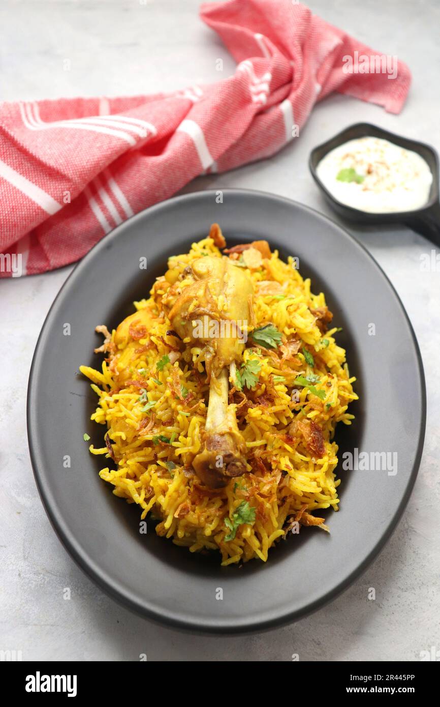 Poulet Biryani/mug Pulao. Garni d'oignon frit et de coriandre hachée ...
