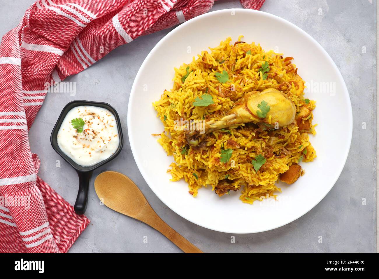 Poulet Biryani/mug Pulao. Garni d'oignon frit et de coriandre hachée ...
