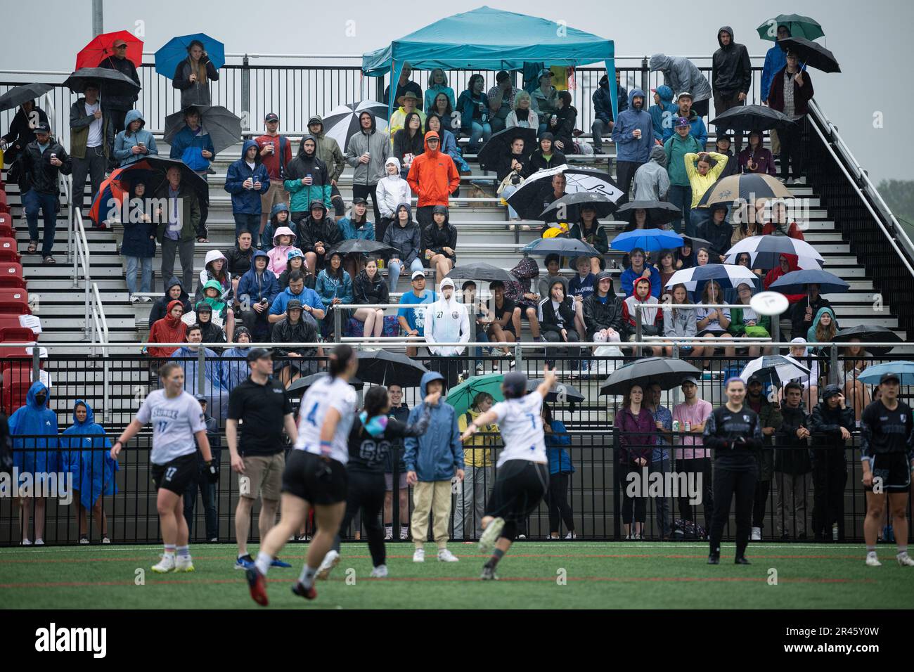 Washington, États-Unis. 13th mai 2023. Les fans regardent depuis les ...