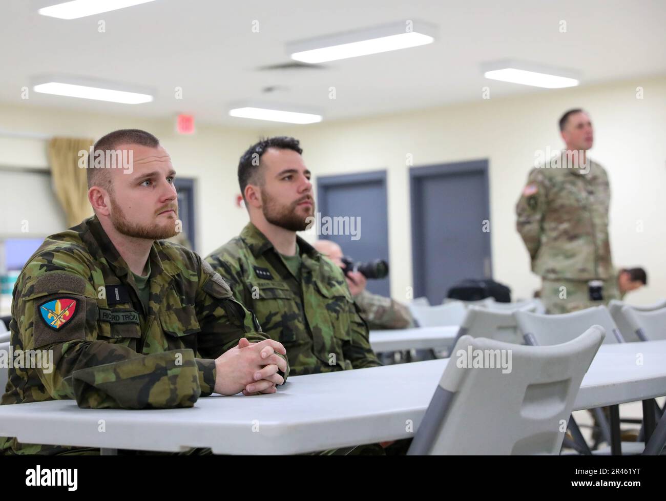 Le Sgt. 1st classe Richard Trčka (à gauche) et le Sgt. Maxim Mojžíš ...