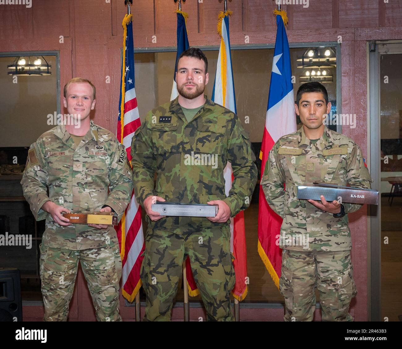 De gauche à droite, le premier Airman Jake Schlang, 147th escadron des ...