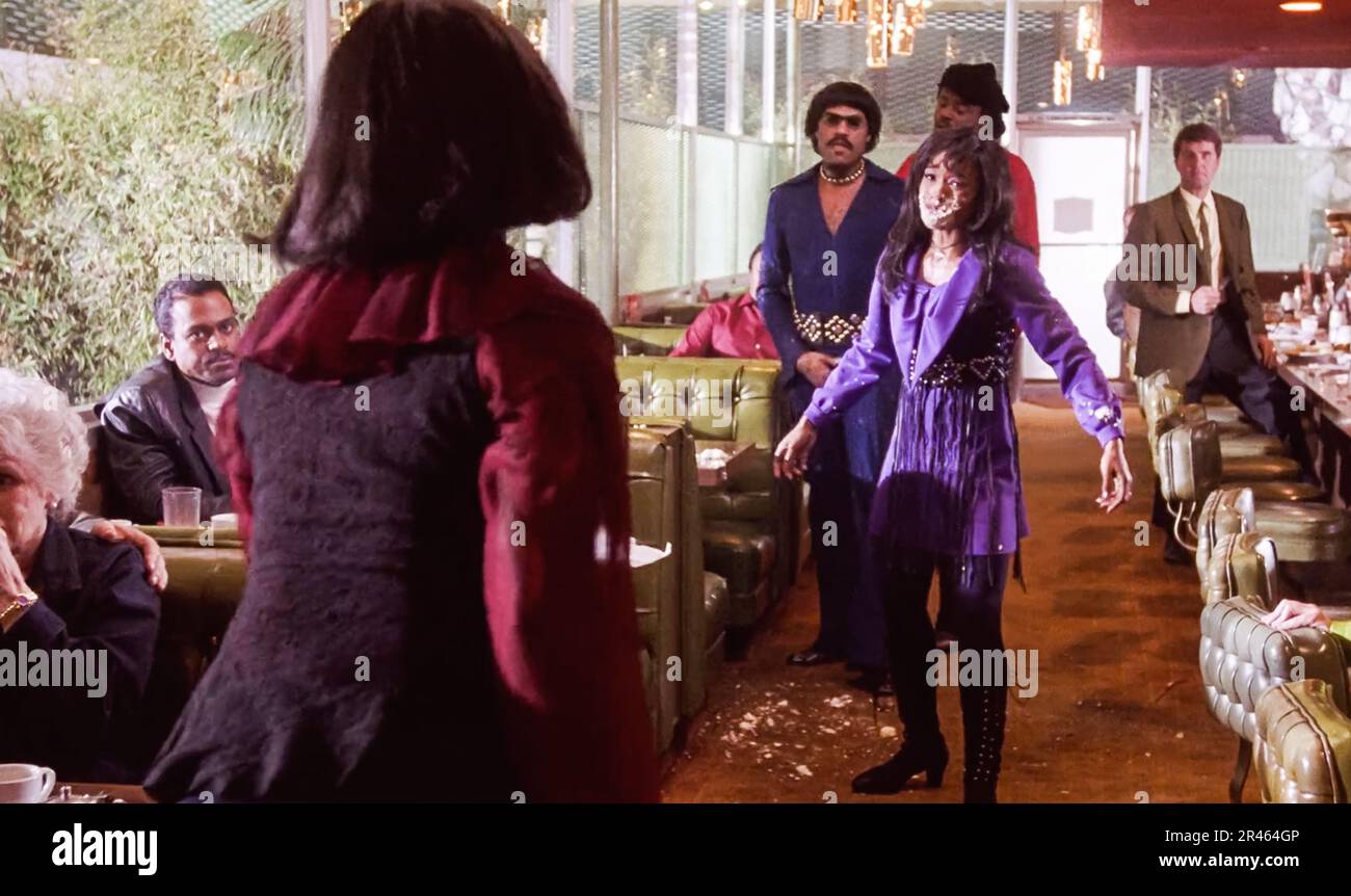 ÉTATS-UNIS. Angela Bassett et Laurence Fishburne dans une scène du film ...