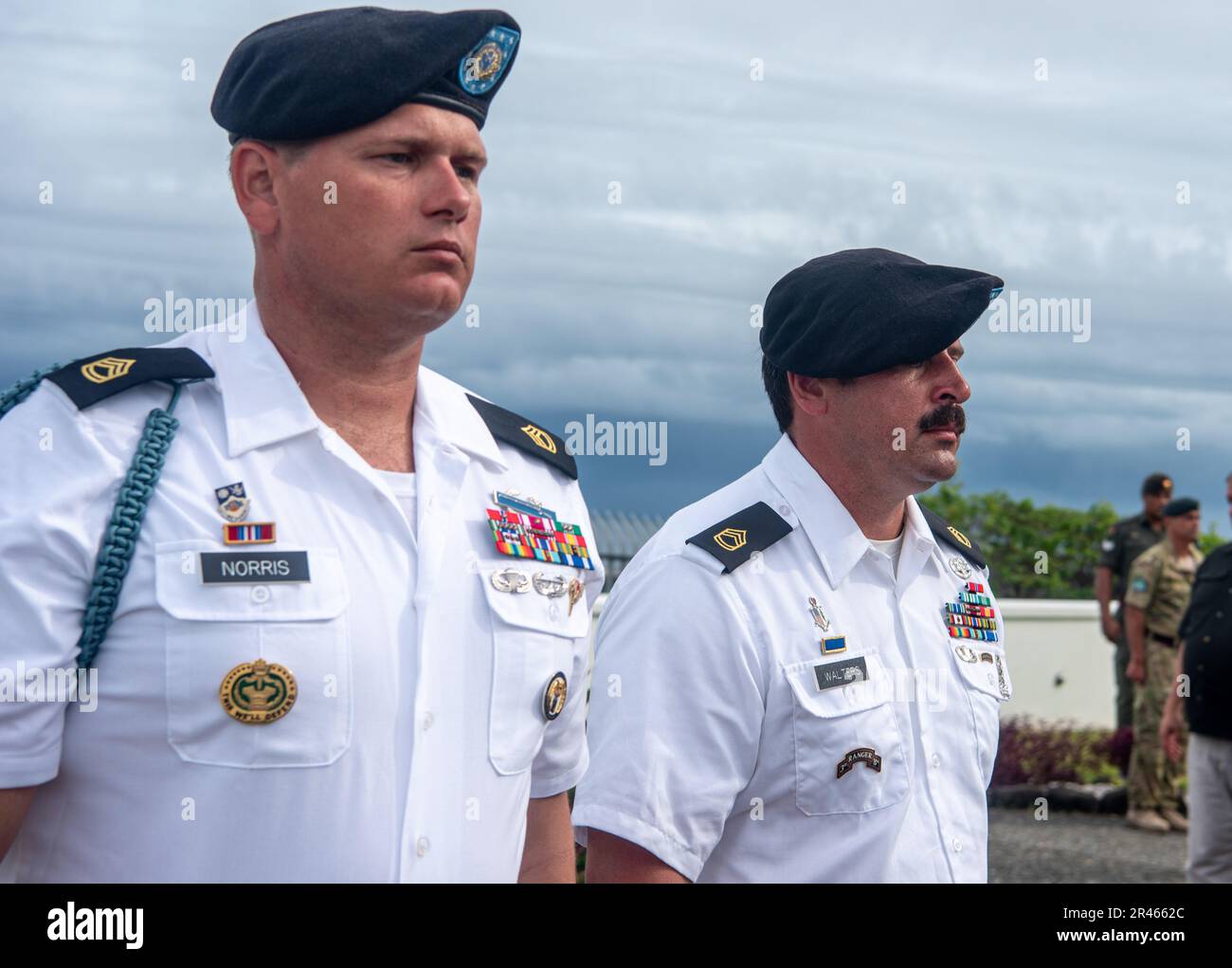 ÉTATS-UNIS Le sergent de première classe Dane Norris, à gauche, et les ...