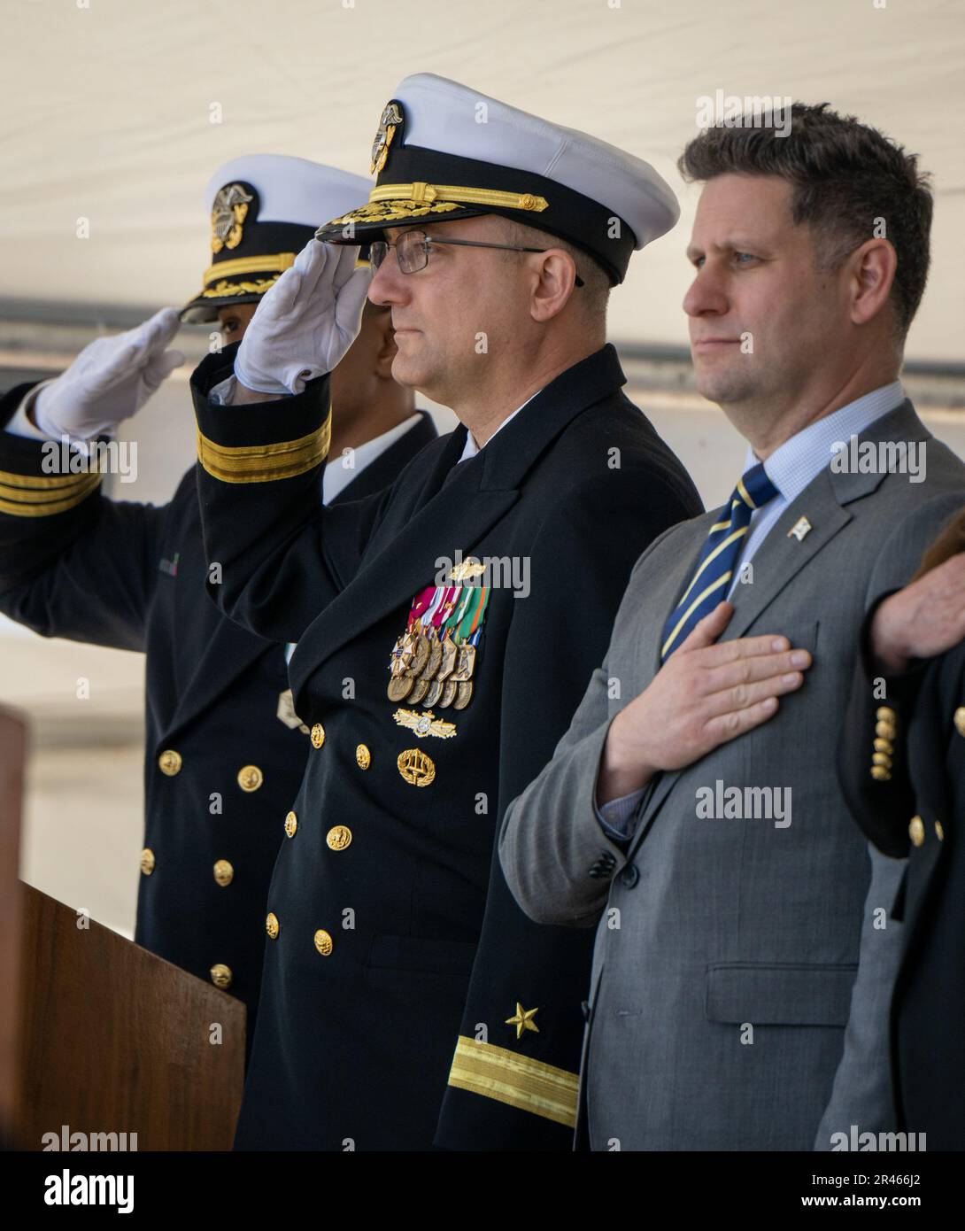 Russell Rumbaugh, vêtu d'un costume gris, était l'un des nombreux ...