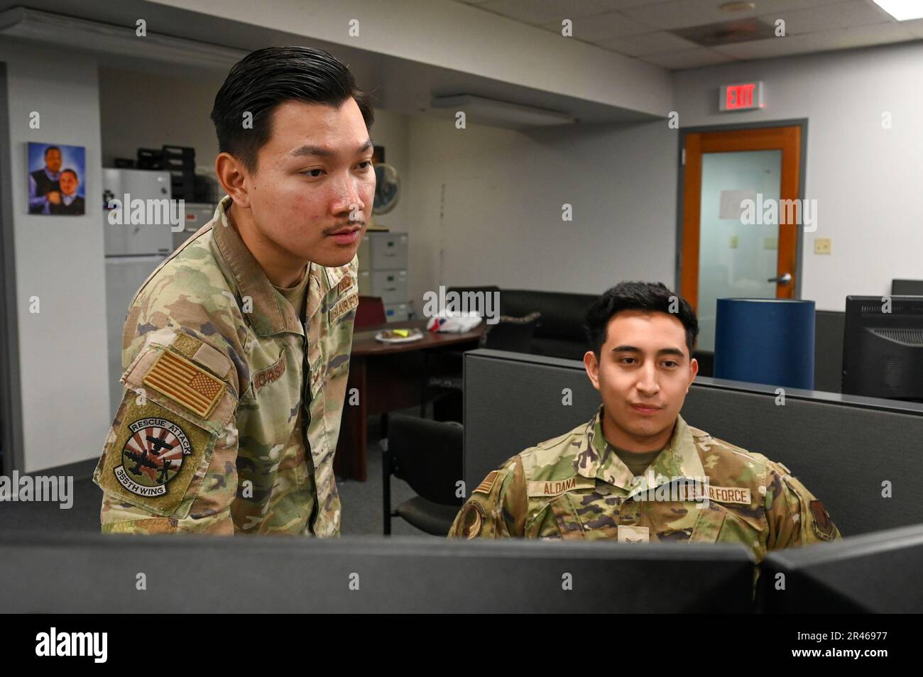 Jeremy Nicasio, ancien Airman, et Cesar Aldana, 1st classe Airman ...