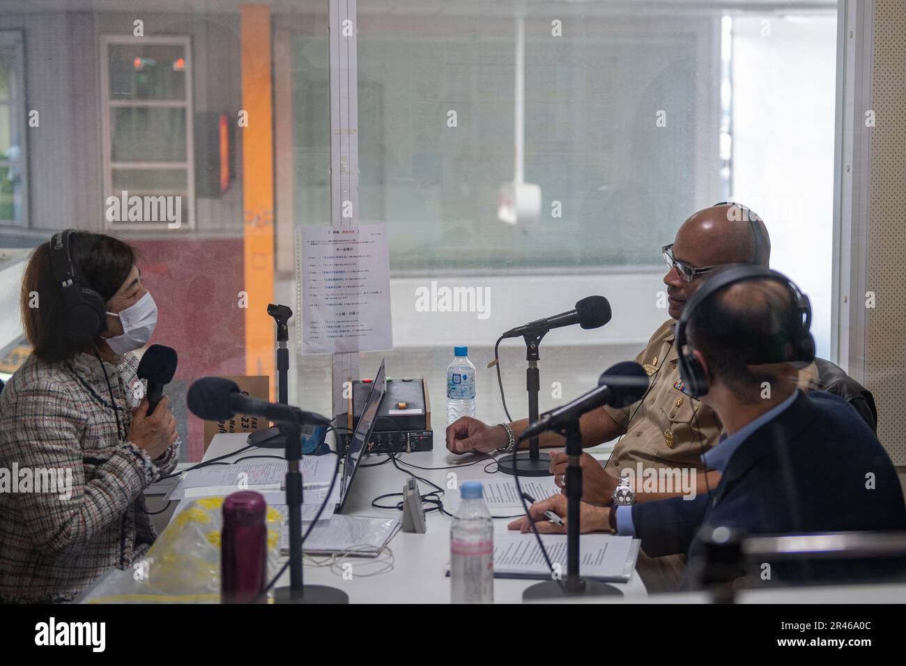 L'animateur de radio Chizuru Kawashima interroge le capitaine David Adams, commandant, activités ...