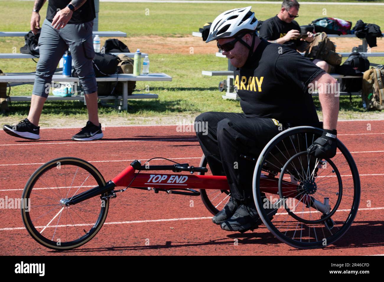 ÉTATS-UNIS L'armée SPC. Chad Krantz courses sur piste et feild ...