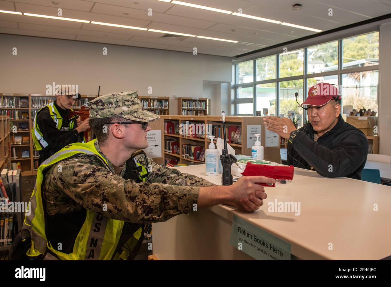 Maître d'armes 1st classe Christopher Bautista fournit des instructions ...