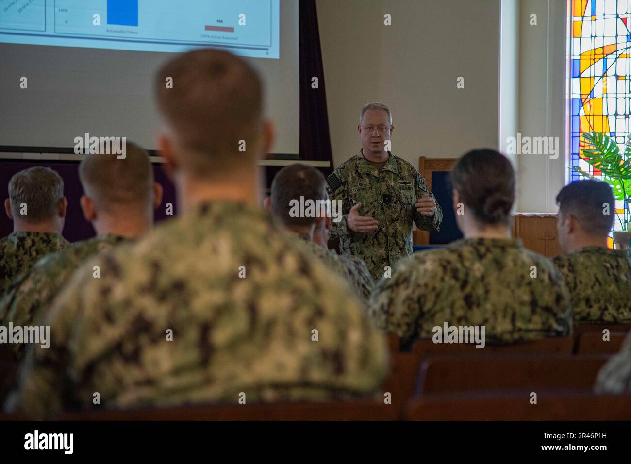 Le sous-ministre adjoint Stuart C. Satterwhite, commandant du MyNavy ...