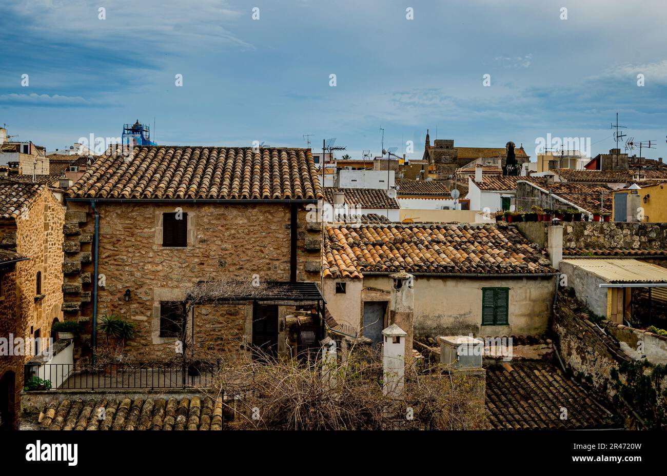 Un paysage de toits typiques de vieux bâtiments à Alcudia, Majorque ...