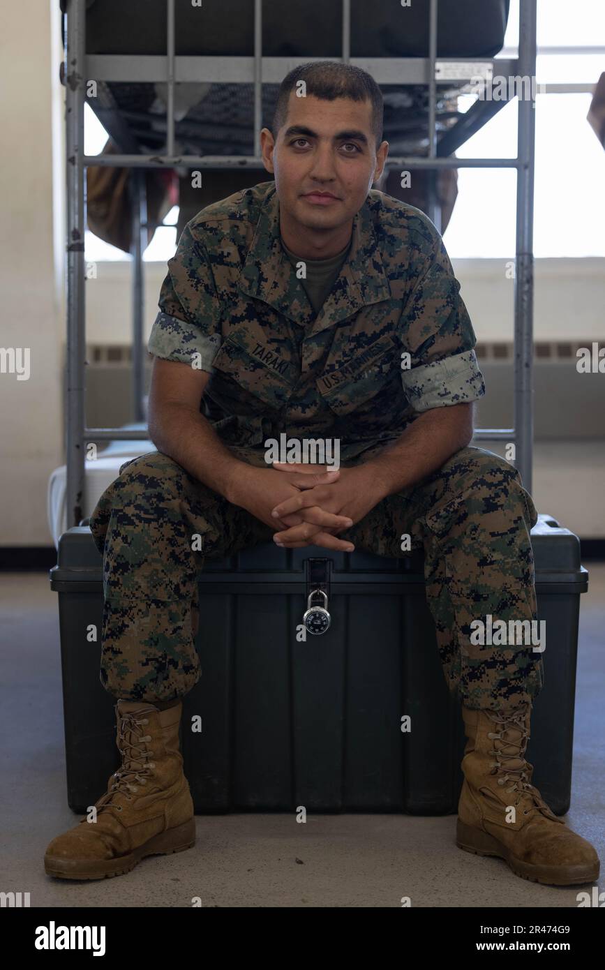 ÉTATS-UNIS Le corps de marine PFC Aimal Taraki pose pour une photo au dépôt de recrutement du ...