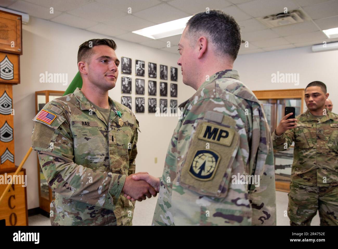 Le lieutenant Kevin Rae (à gauche), un soldat du 385th Bataillon de la ...