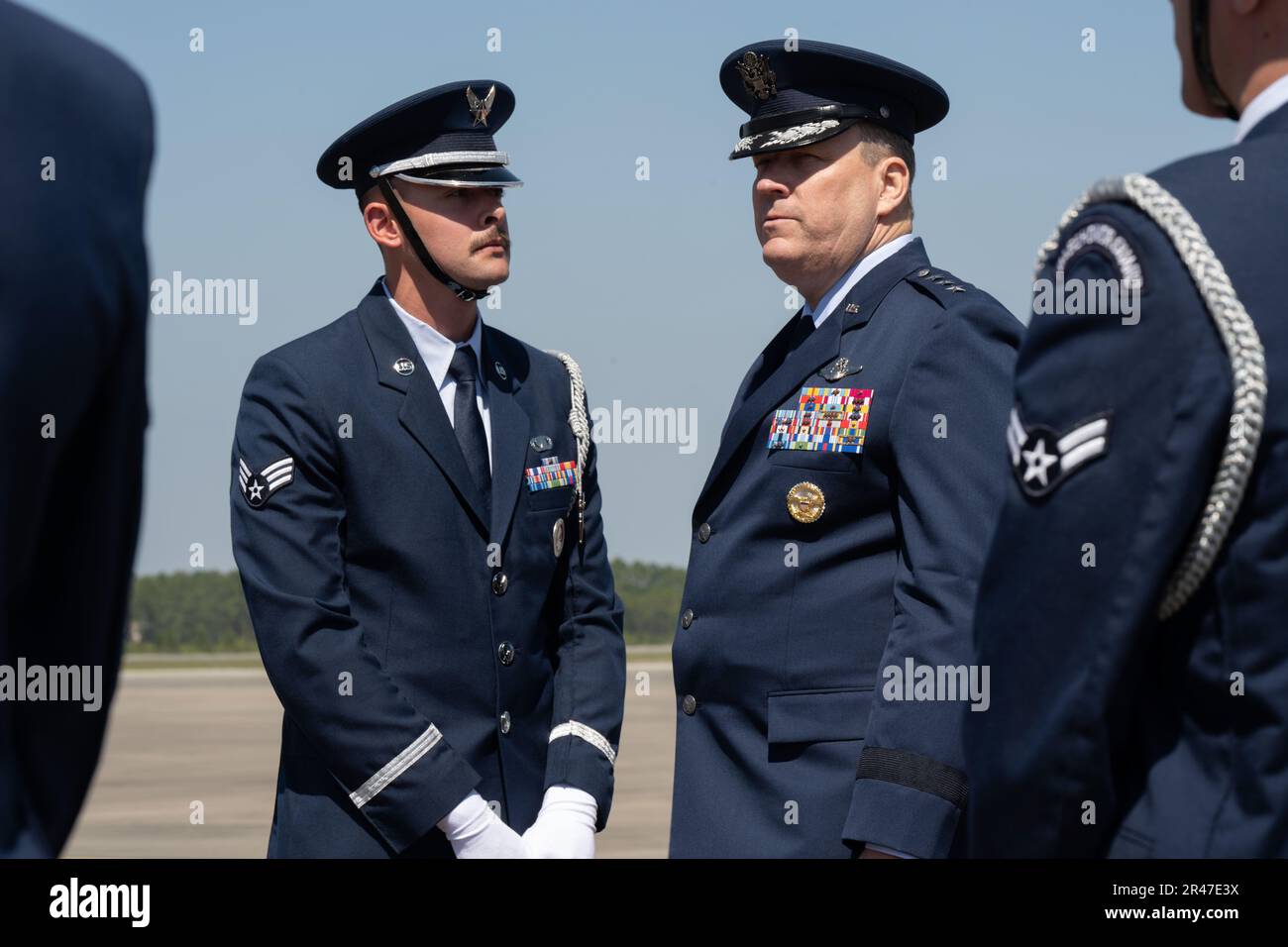 Le lieutenant-général Tony D. Bauernfeind, commandant du Commandement ...