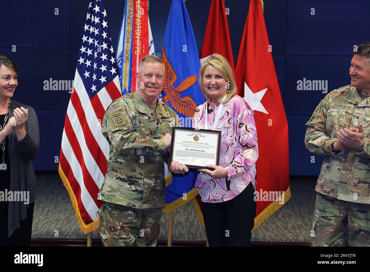 DeSha Budraitis reçoit la Médaille de la fonction publique méritoire du ...