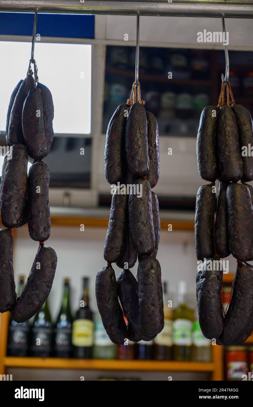 Saucisses de porc espagnoles chorizo noir accroché à la boucherie sur le marché agricole Photo ...