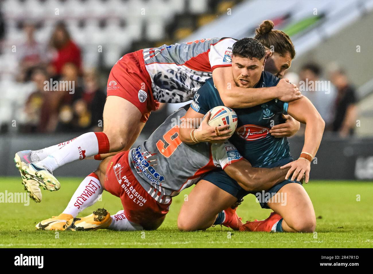 Joe Philbin #15 de Warrington Wolves est attaqué par Rob Mulhern #10 et ...