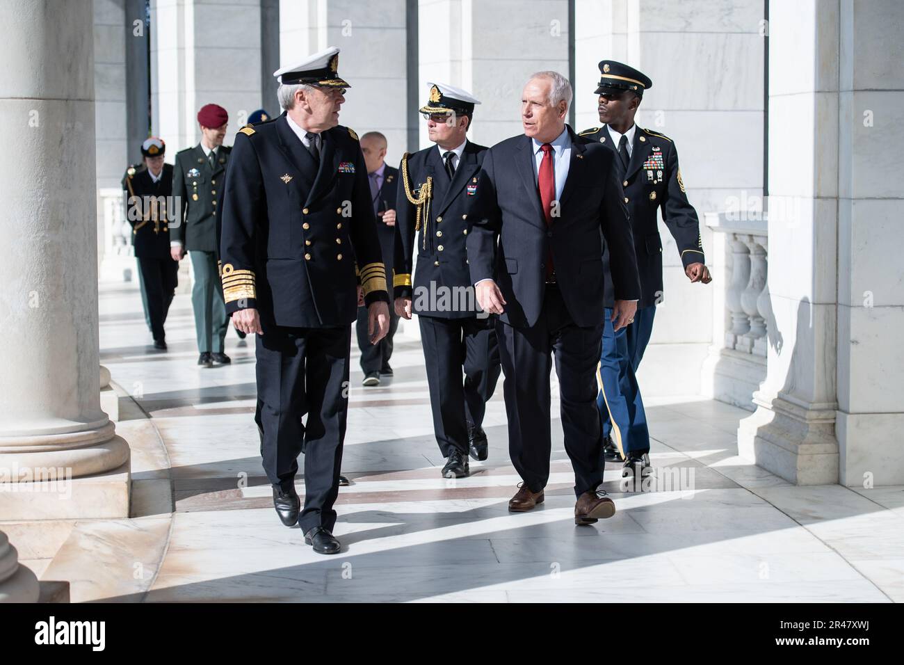 Michel Hofman, chef de la Défense belge (à gauche) et Charles Alexander ...
