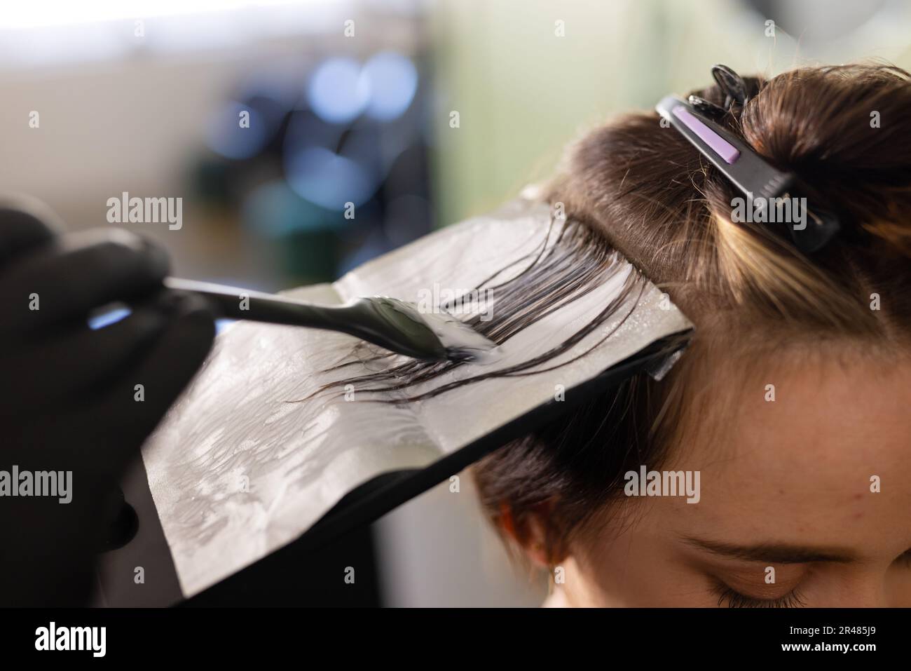 Dyeing hair Banque de photographies et d’images à haute résolution - Alamy