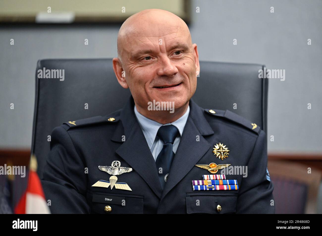 Le général de division André Steur, le nouveau commandant de la Royal ...