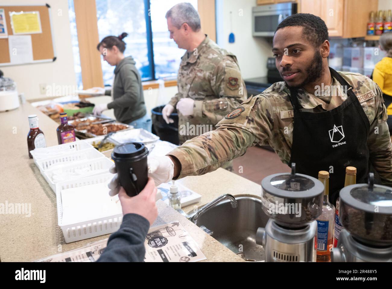 ÉTATS-UNIS Air Force Airman 1st classe Cedrick Fludd, à droite ...