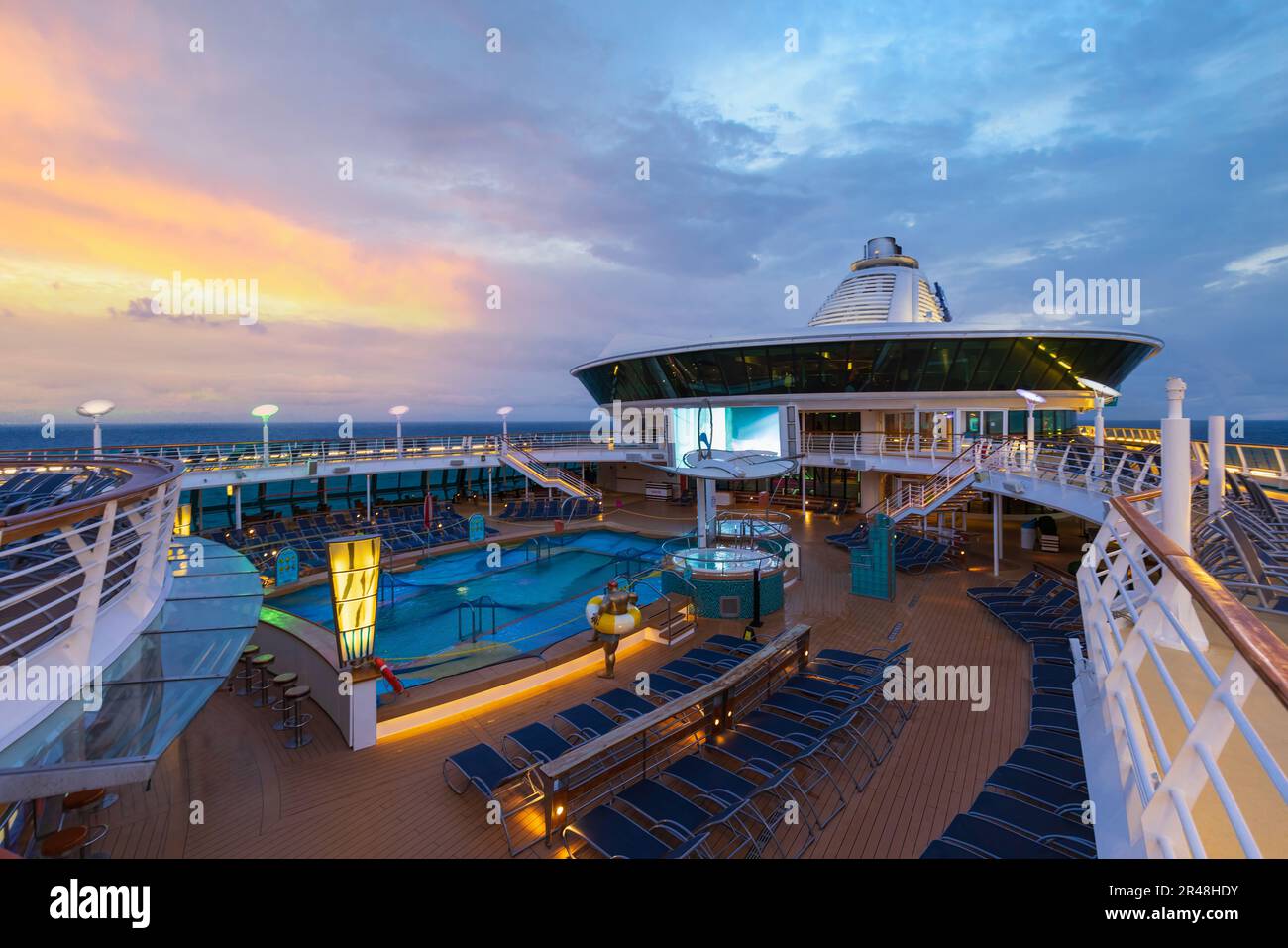 Bateau de croisière se dirigeant vers les îles des Caraïbes vacances de ...
