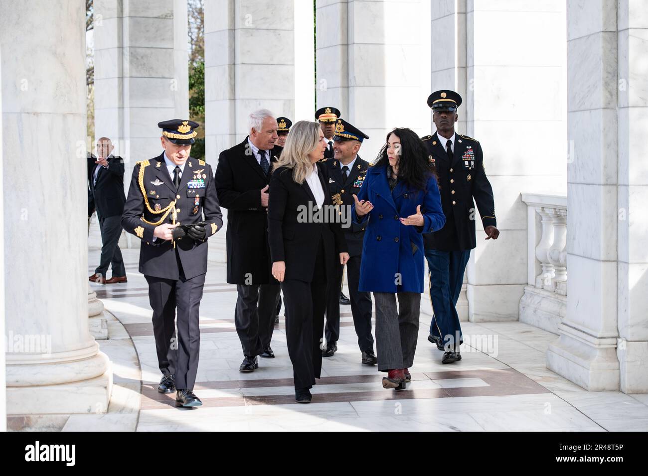Attaché de défense italien général Maurizio Cantiello (à gauche ...