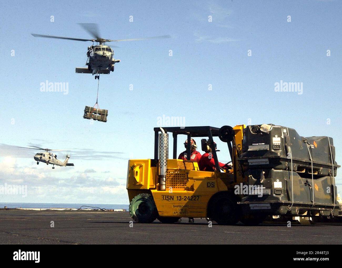 US Navy Un porte-armes sur le pont de vol du navire positions ordnance ...