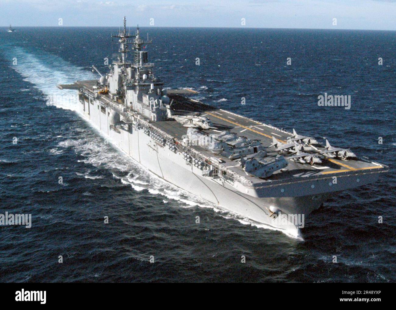 MARINE AMÉRICAINE le navire d'assaut amphibie USS Bataan (LHD 5) vole ...