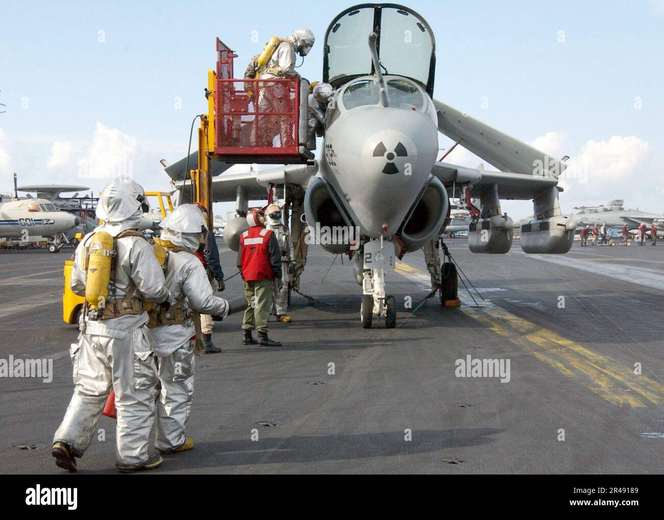 LES membres DE la Marine AMÉRICAINE de la division Crash and Salvage ...