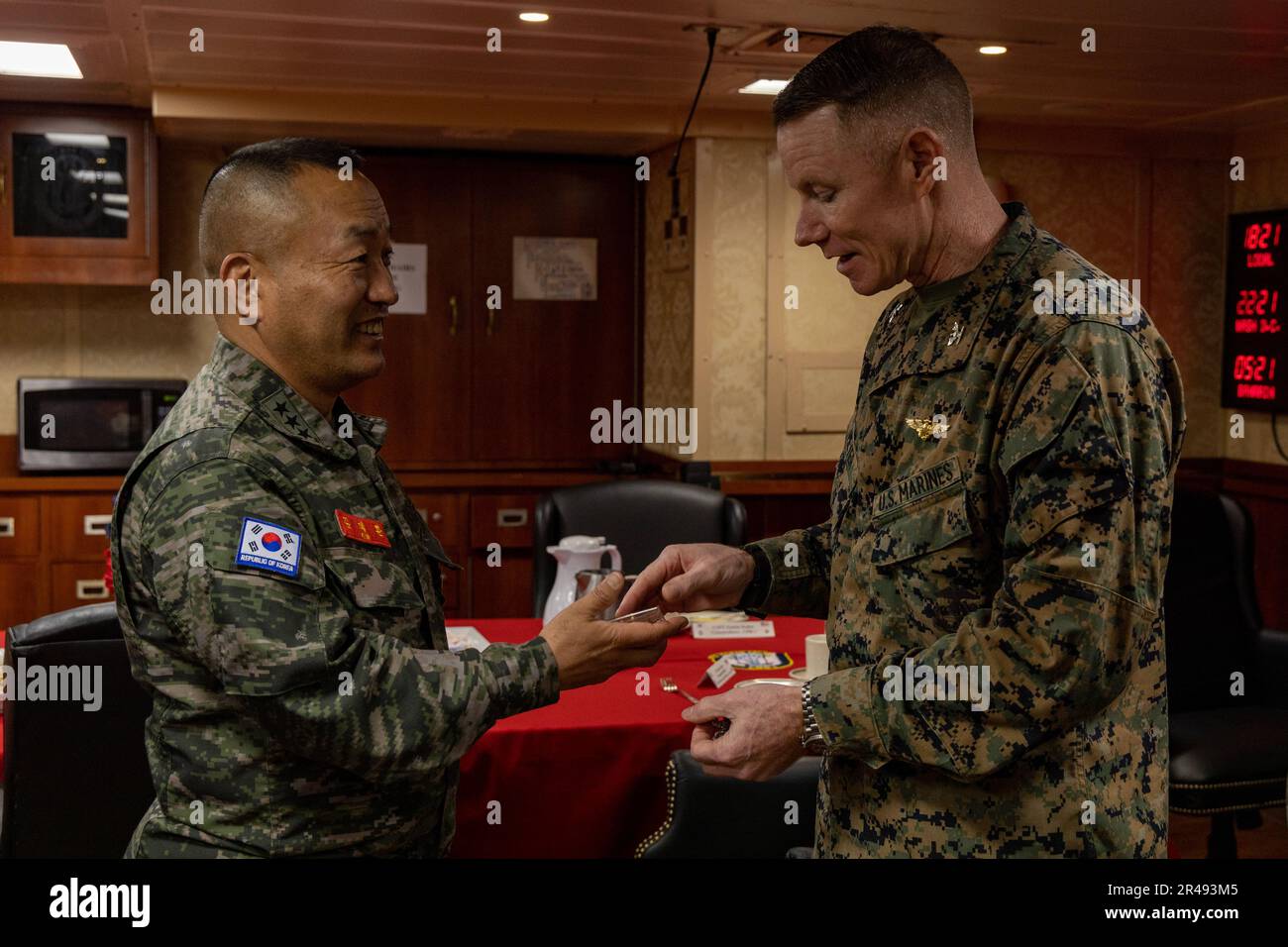 Le lieutenant-général de la Marine de la République de Corée, Kim Gye ...