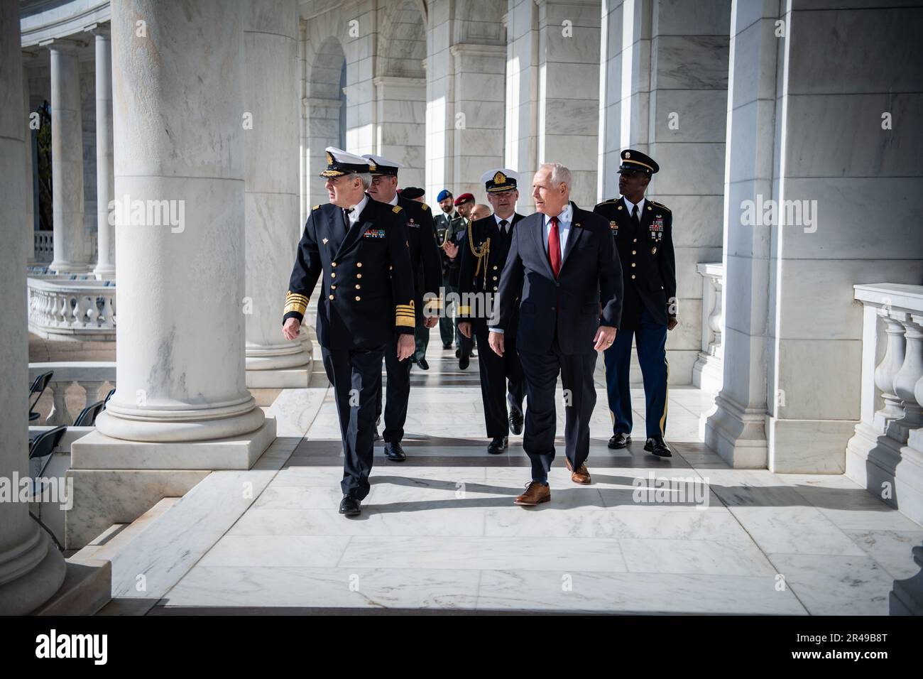 Michel Hofman, chef de la Défense belge (à gauche) et Charles Alexander ...