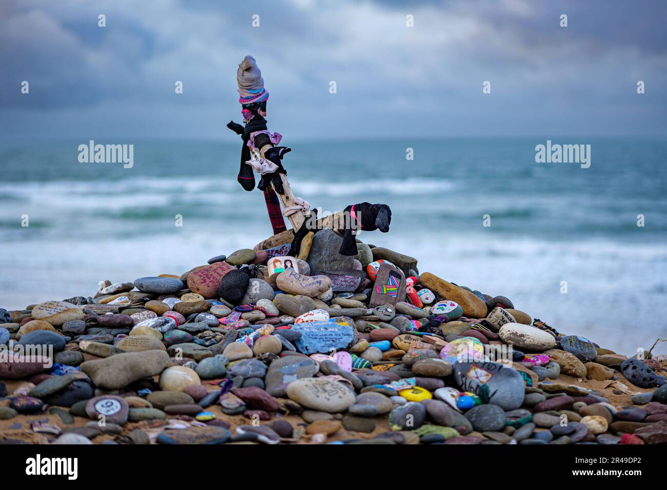 Un arrangement de rock créatif de la tombe de Dobby de la franchise de ...
